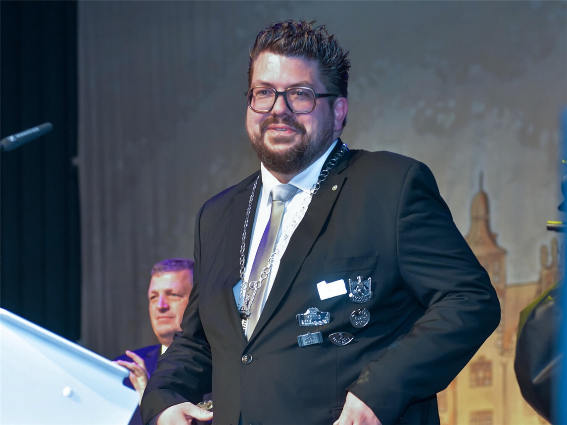 Stefan Boßmann trägt die Festkette zur Kirmesfeier