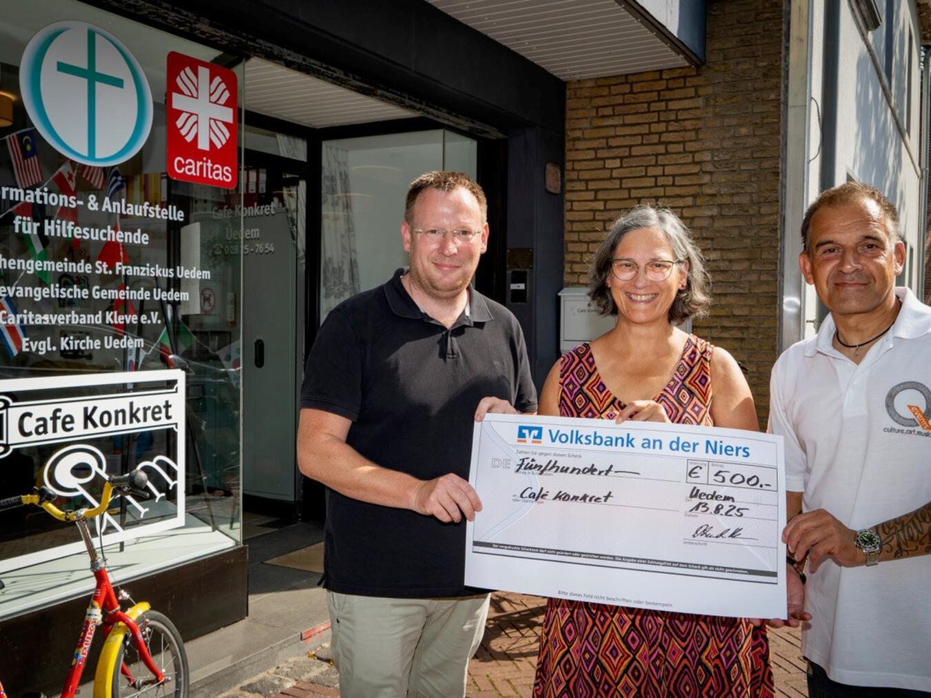 Q-events überreicht Spende an das Café Konkret